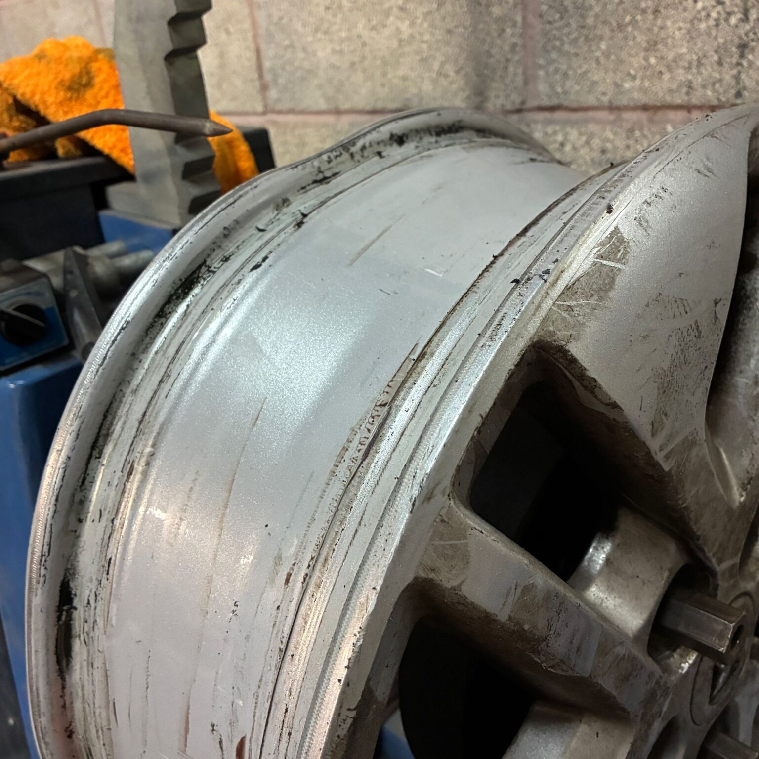 7 Warning Signs Your Alloy Wheel Is Buckled - Alloy Hub